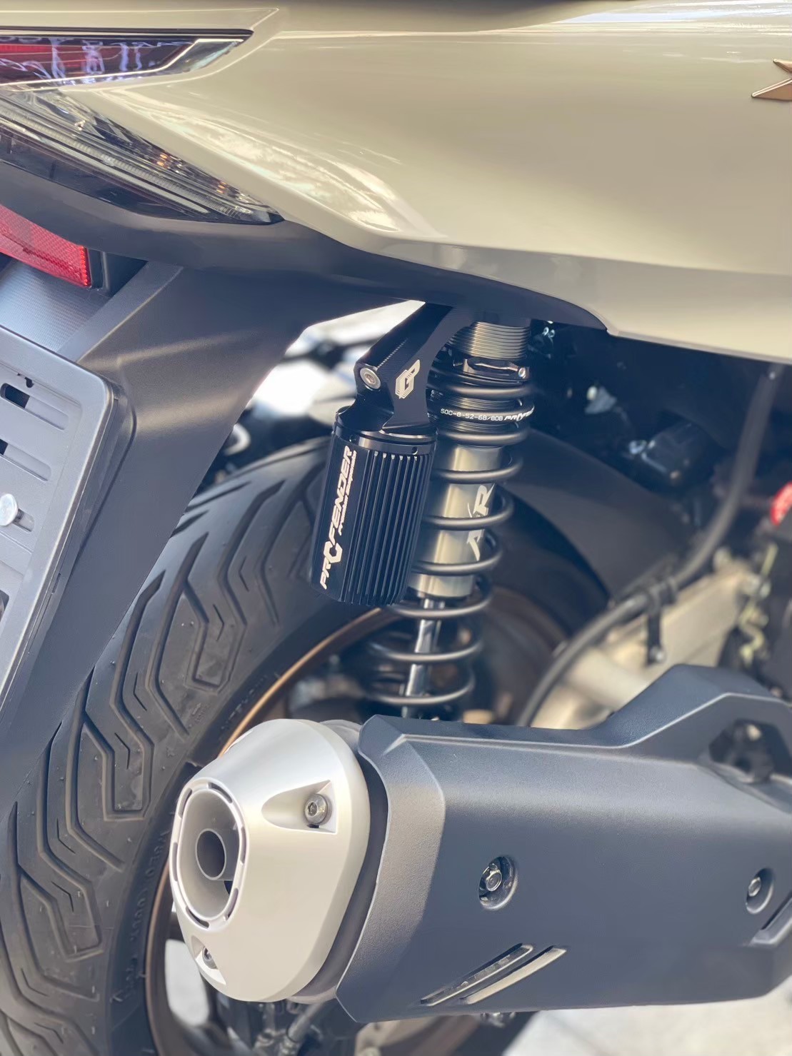 โช้ค YSS G-sport กับ Profender Air-series ตัวไหนที่ตอบโจทย์คนขับ PCX160 ...